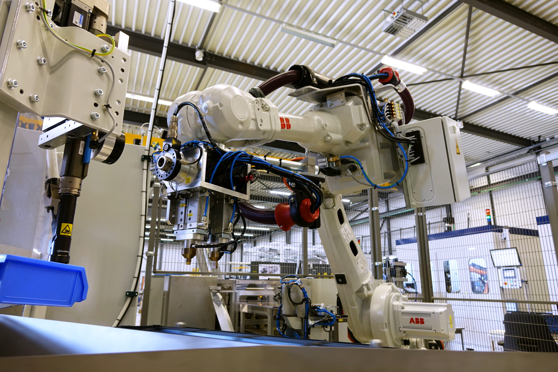 Mechanical joining cell for step-grilles at VDL VDS | Manders Automation